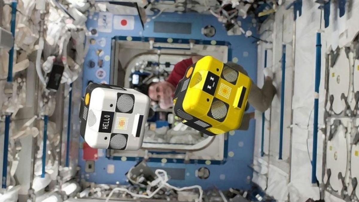NASA, ISS’deki Astrobee Robotu Bumble’ın İlk Fotoğrafını Paylaştı ...